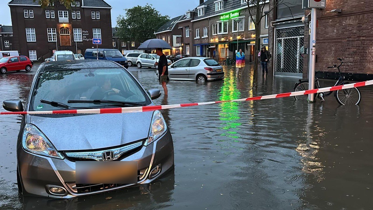 Wateroverlast in Limburg: ondergelopen straten en kelders