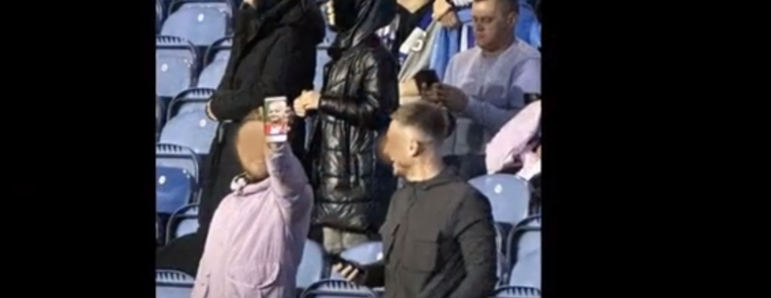 Engelse voetbalfans gearresteerd na zwaaien met foto van overleden kind