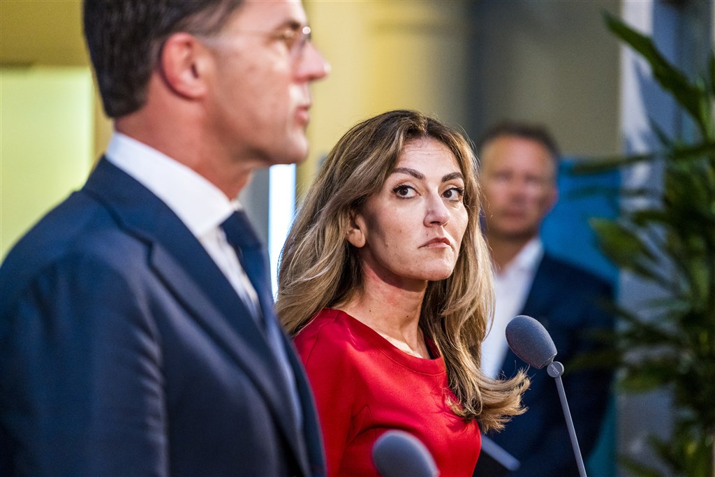 Hoe VVD-leider Yeşilgöz net genoeg afstand houdt van Rutte en het VVD ...