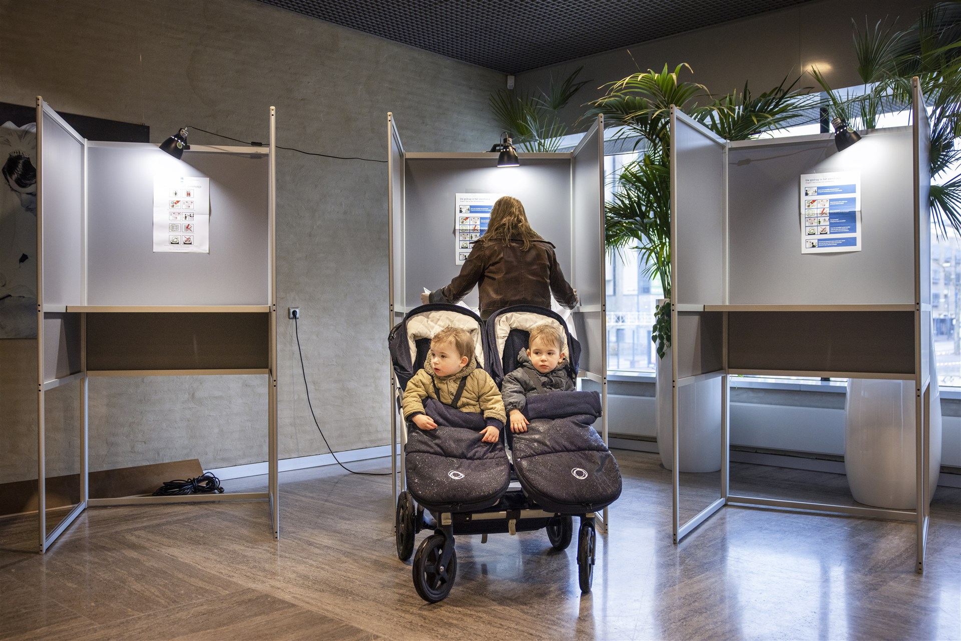 Mag je kind mee in het stemhokje? En 6 andere vragen