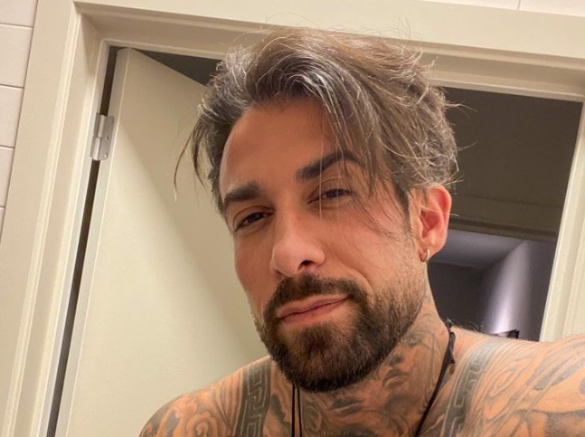 Fabrizio onherkenbaar na bijzondere ingreep: 'Liet mijn kaak verstrakken'