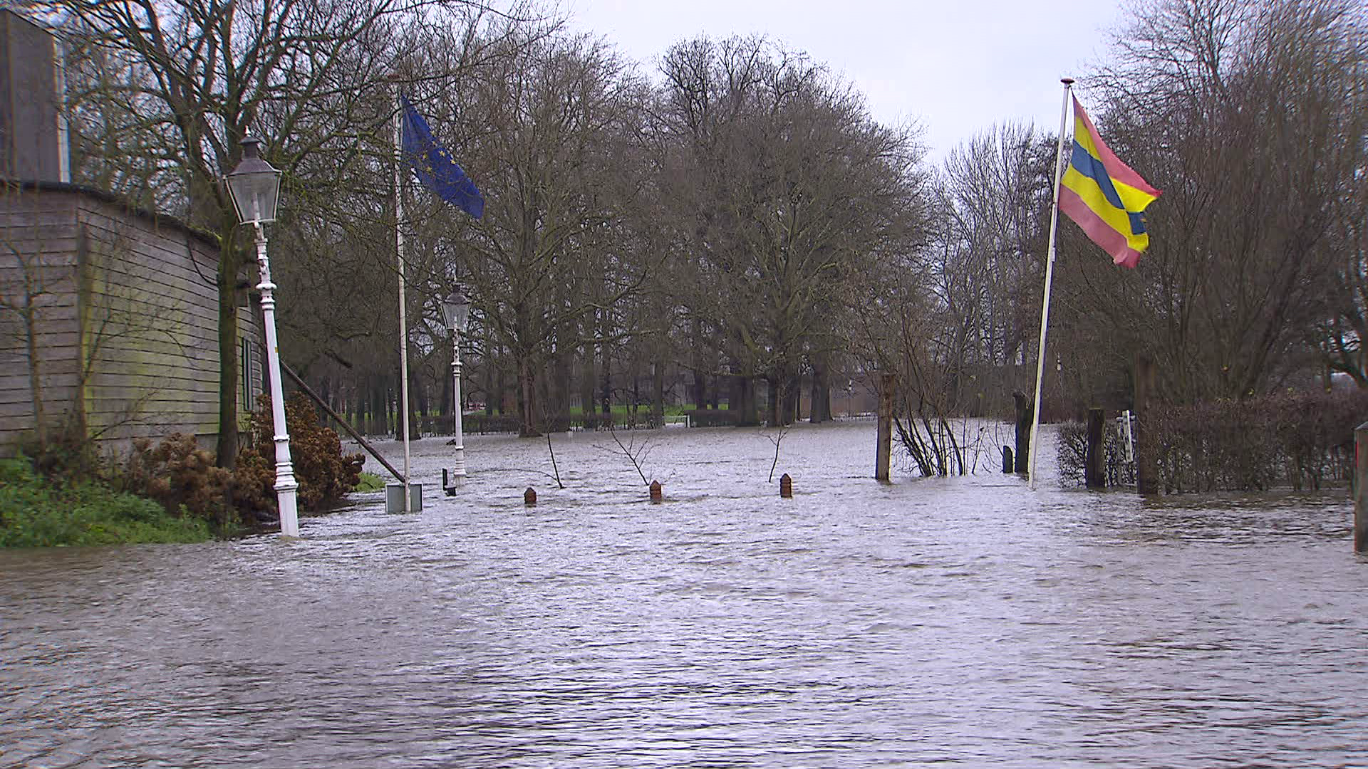 Op veel plekken hoogwater: Limburg zet voor het eerst schotten in