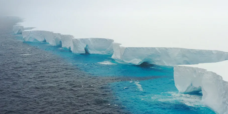 Spectaculaire bogen: zo takelt grootste ijsberg ter wereld nu af