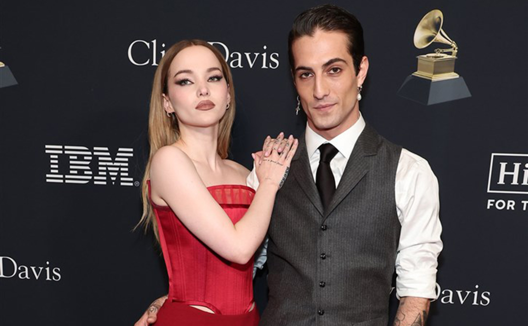 Dove Cameron en Damiano David zoenend op rode loper Grammy's