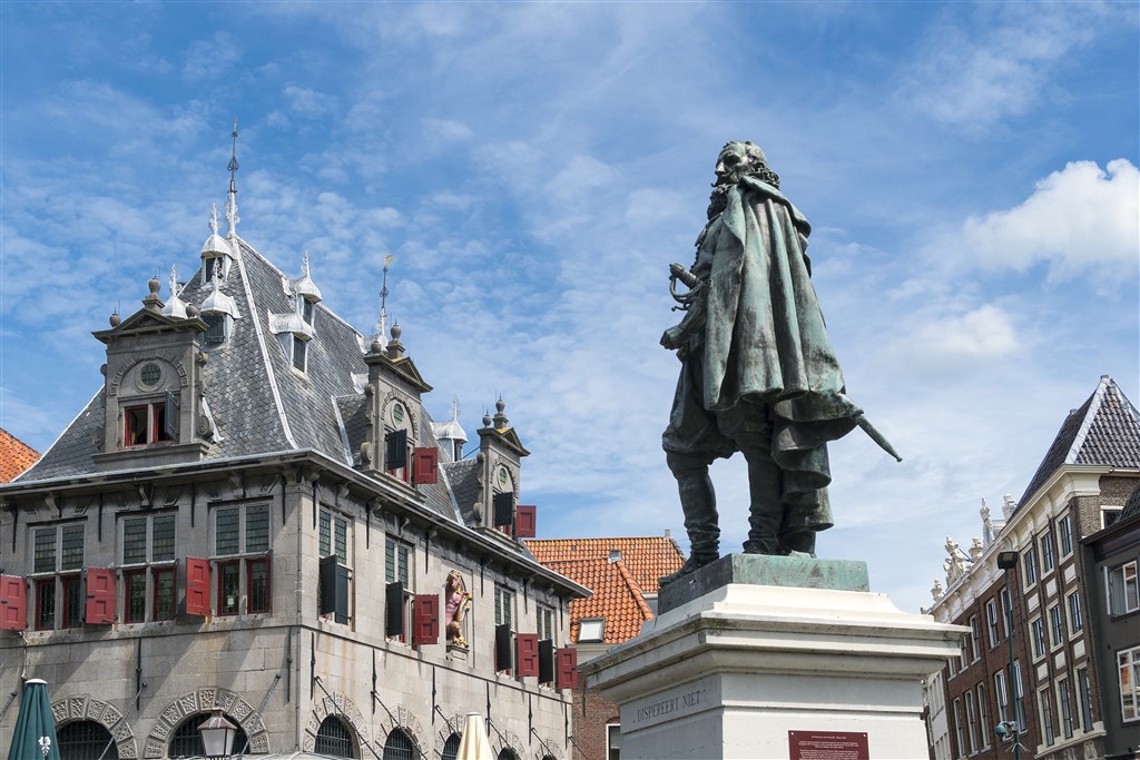 Hoorn stelt besluit over J.P. Coen uit: omstreden standbeeld blijft ...