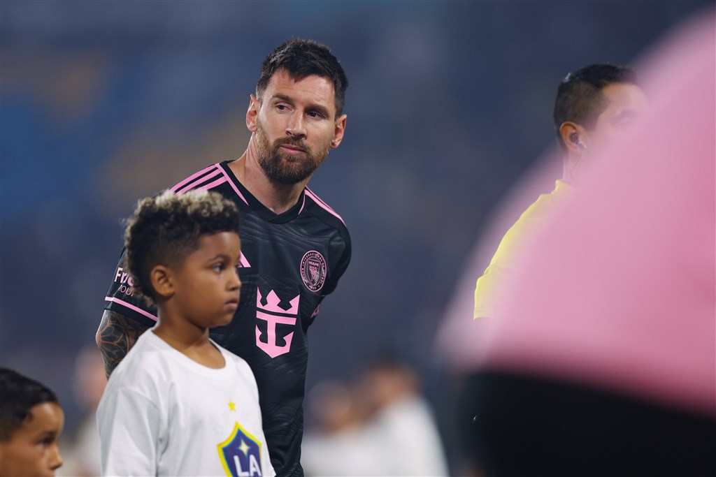 Zoon Kim Kardashian en Kanye West met Lionel Messi het veld op