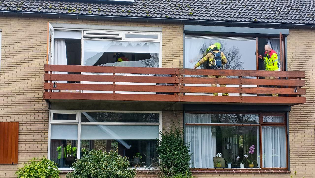 Luchtverfrisser ontploft: ruiten woning Hengelo sneuvelen