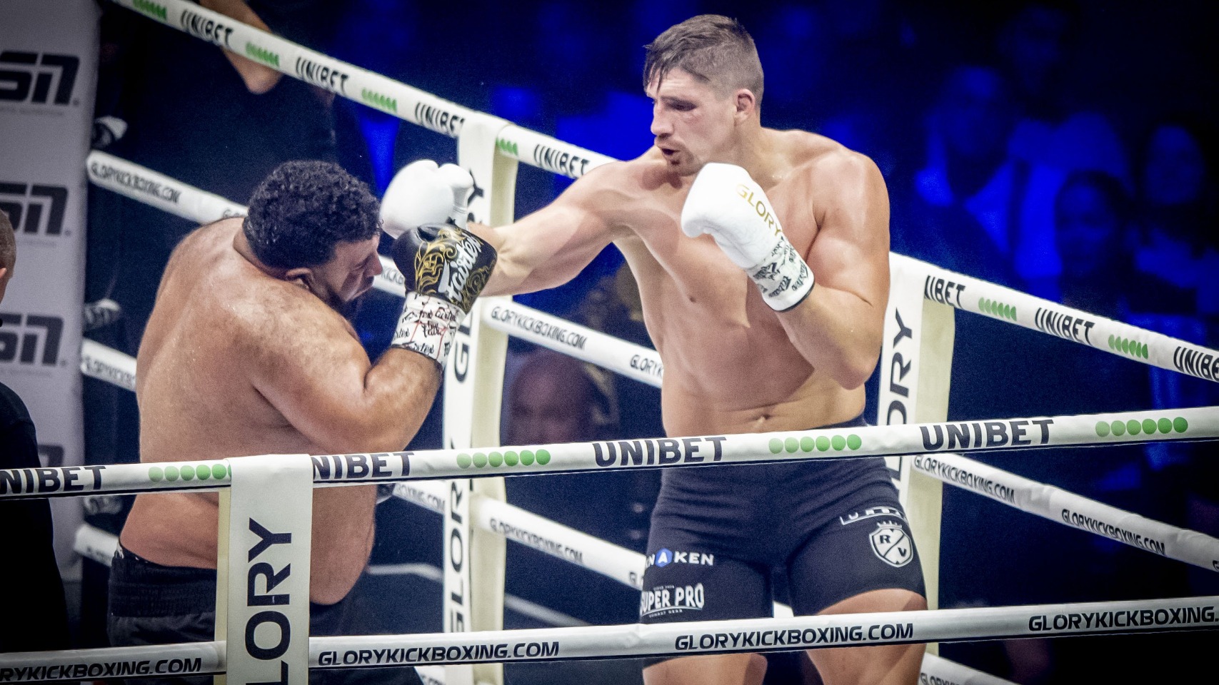Kickboksers Verhoeven en Rigters naar finale Glory Grand Prix