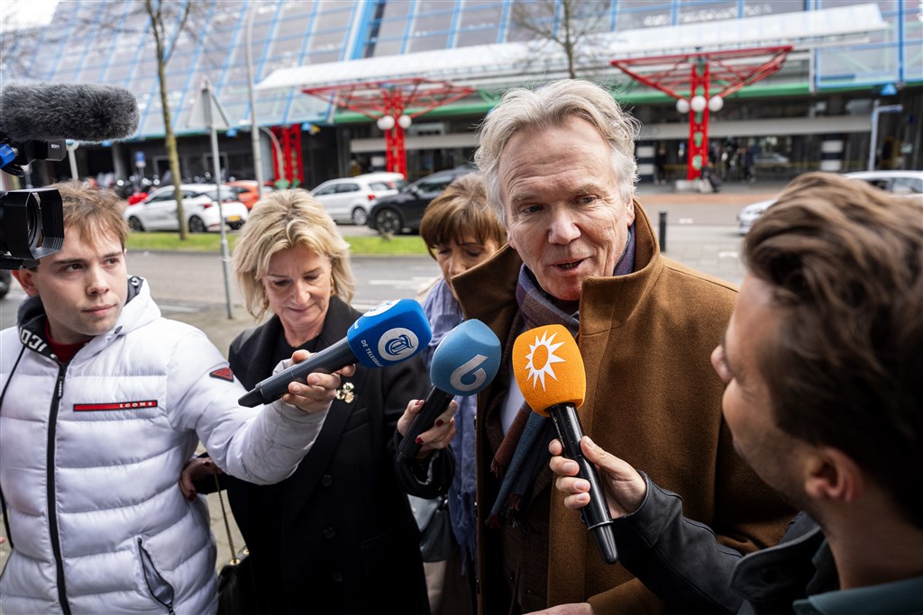 Tom Egbers en vrouw bij de rechtbank voor kort geding tegen NOS