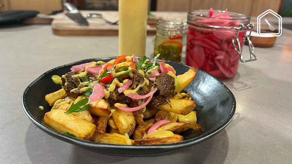 Patatje rendang met kerriemayonaise en zoetzuur