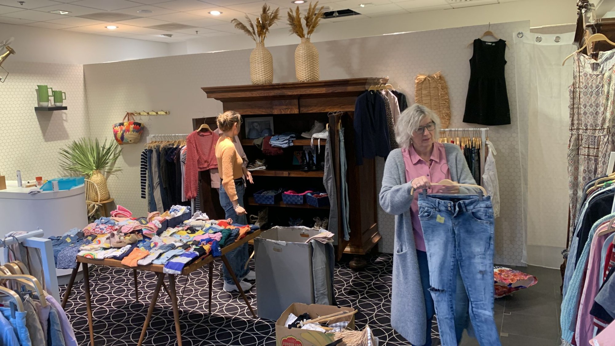 Winkelier voor één dag: tweedehands kleding verkopen in leegstaande winkels