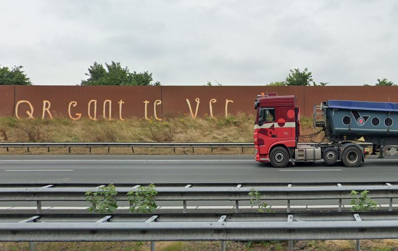 Rijkswaterstaat laat anticoronaleuzen op geluidswallen A28 voorlopig staan