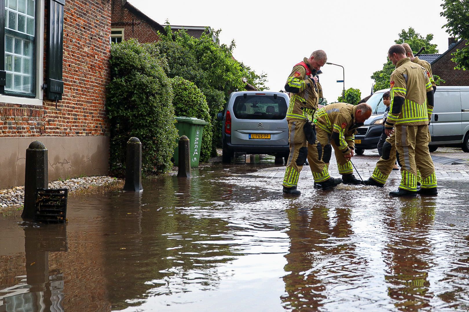 Plaatselijk schade door zware regen en wind