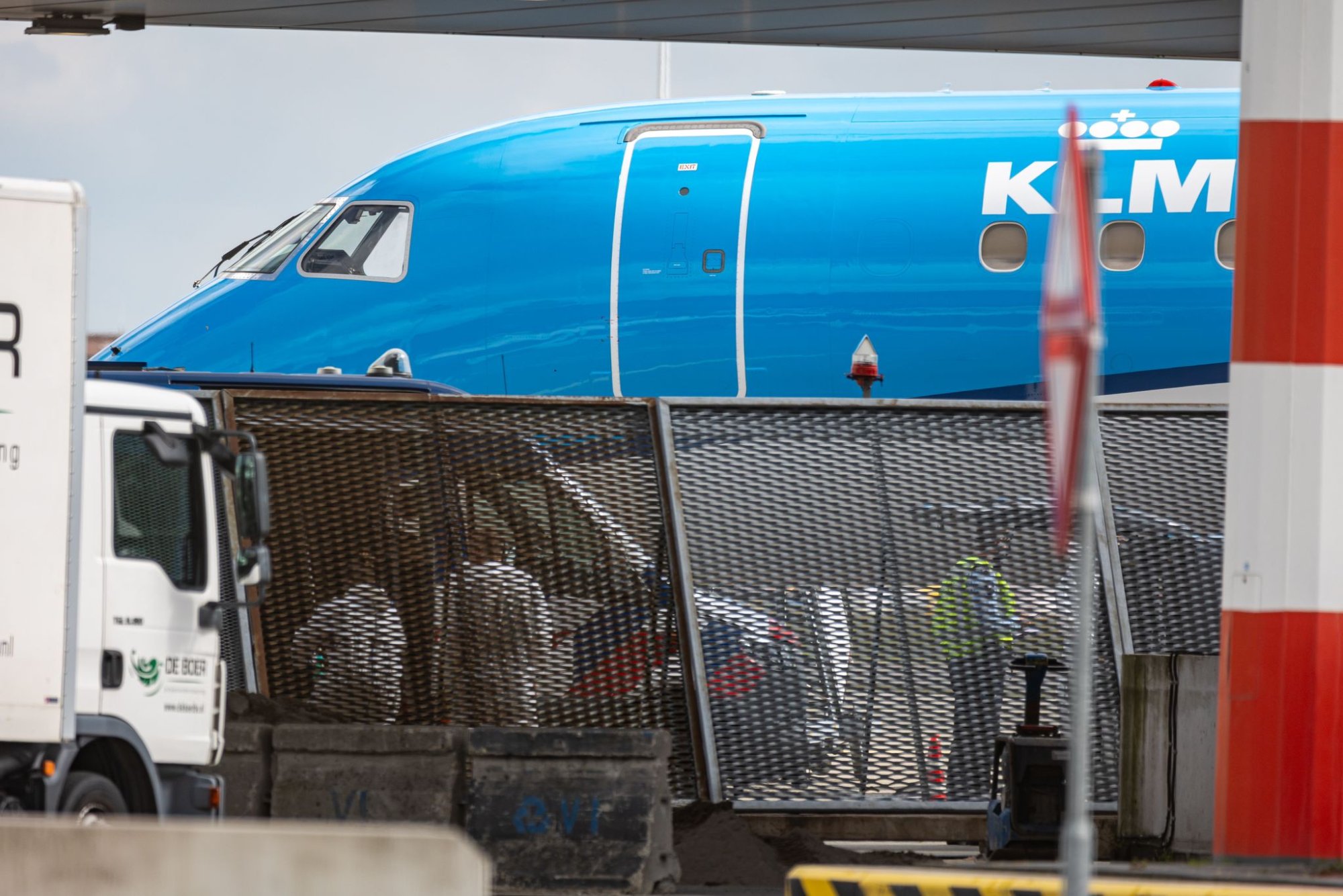 Vlaggen op Schiphol halfstok na omkomen persoon in vliegtuigmotor