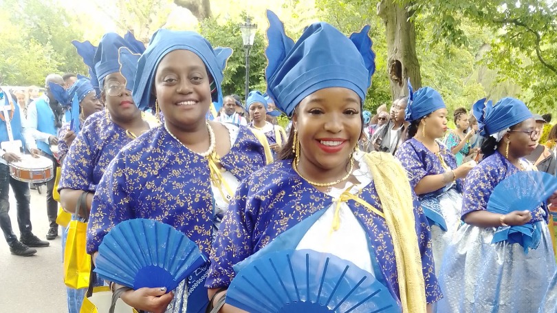 Kleurrijke kleding tijdens Ketikoti: 'Vrouwen konden zo met elkaar ...