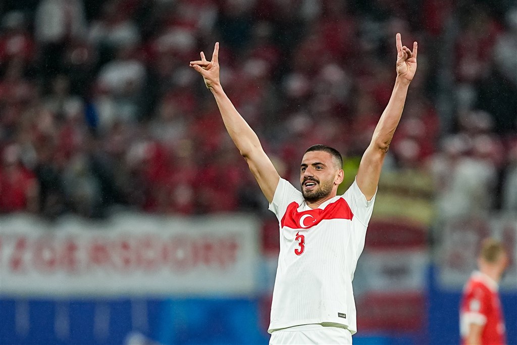 Wie zijn de Grijze Wolven, en waarom is de wolvengroet zo omstreden?