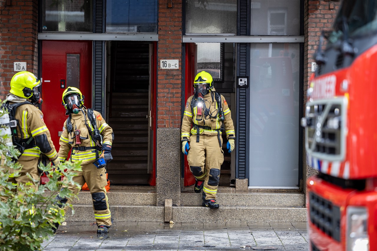 Politie Rotterdam: dader trapte deur portiekflat in voor explosie