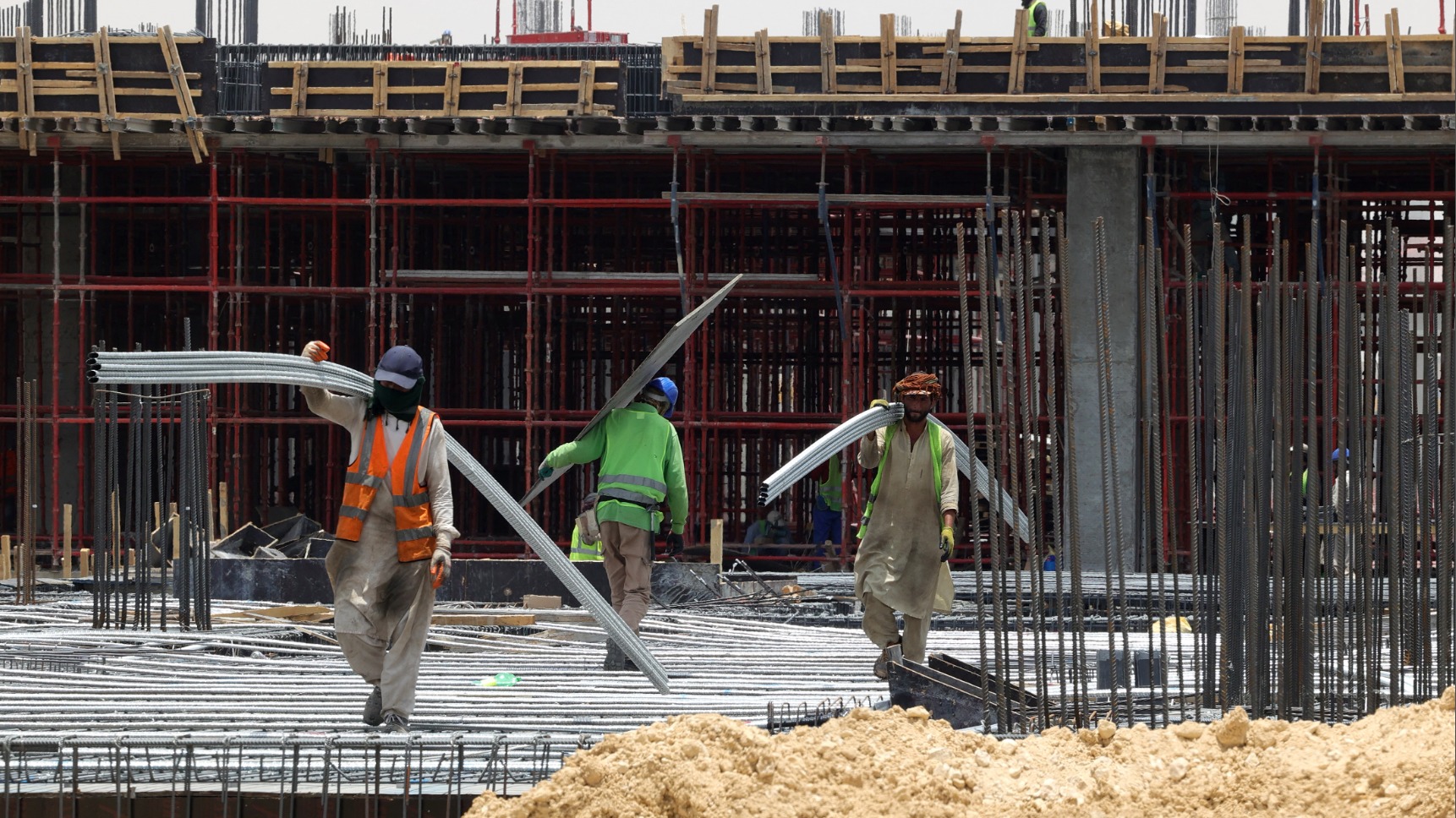 Al vele duizenden arbeidsmigranten omgekomen bij bouw megaprojecten ...