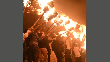 Koerden in Syrië vieren traditioneel feest Noroez uitbundig na jaren ...