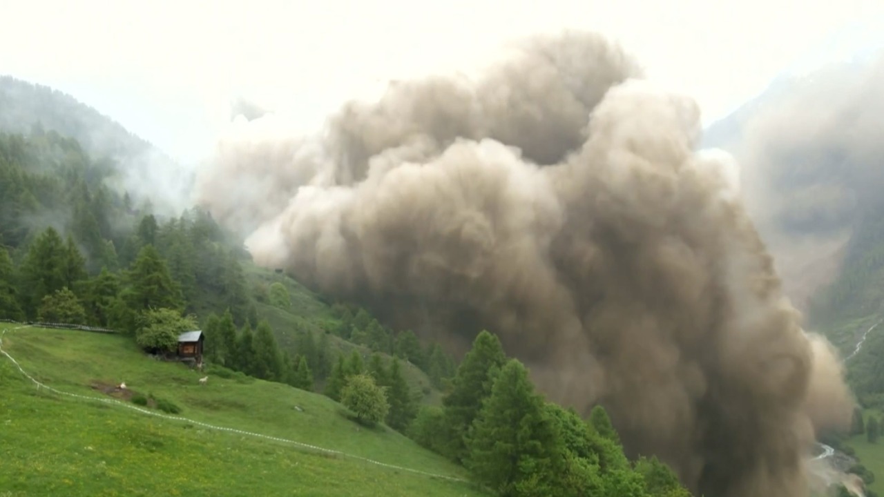 Stuk van gletsjer in Zwitserland breekt af en stort dal in: lawine ...