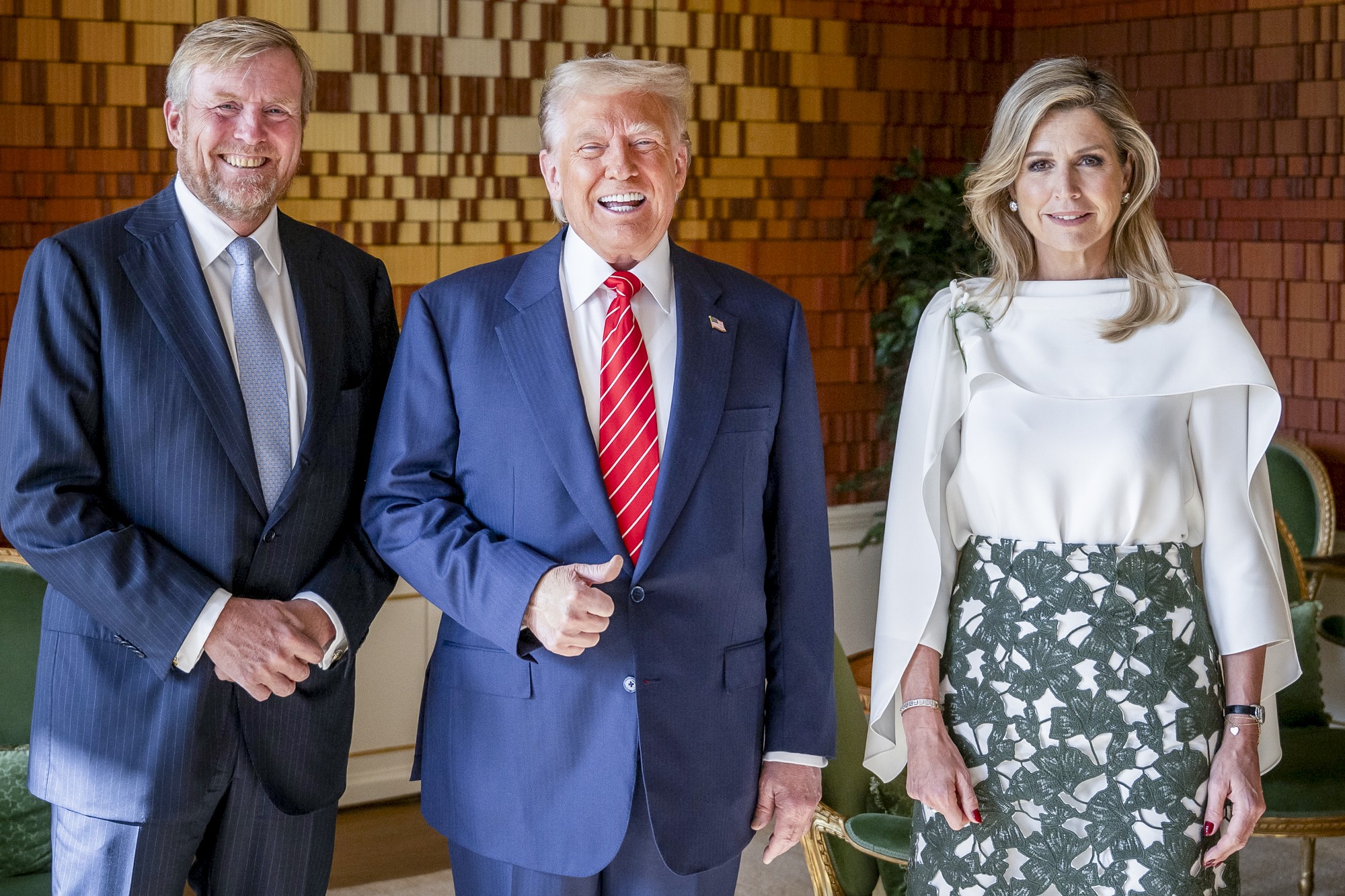 Koningspaar poseert in Paleis Huis ten Bosch met president Trump