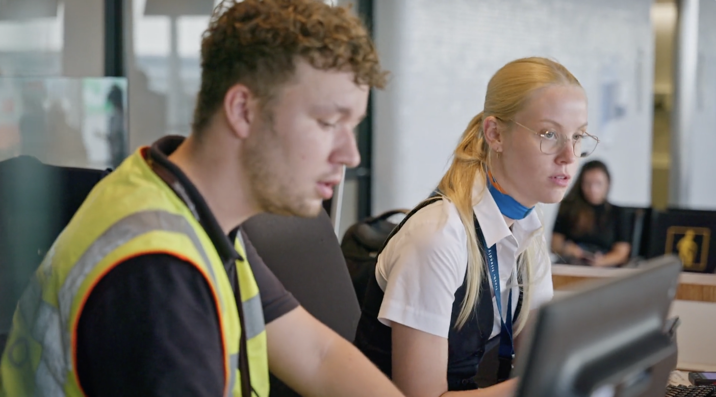 Conflict with Isabelle and her partner at Schiphol Airport: "Now I have ...