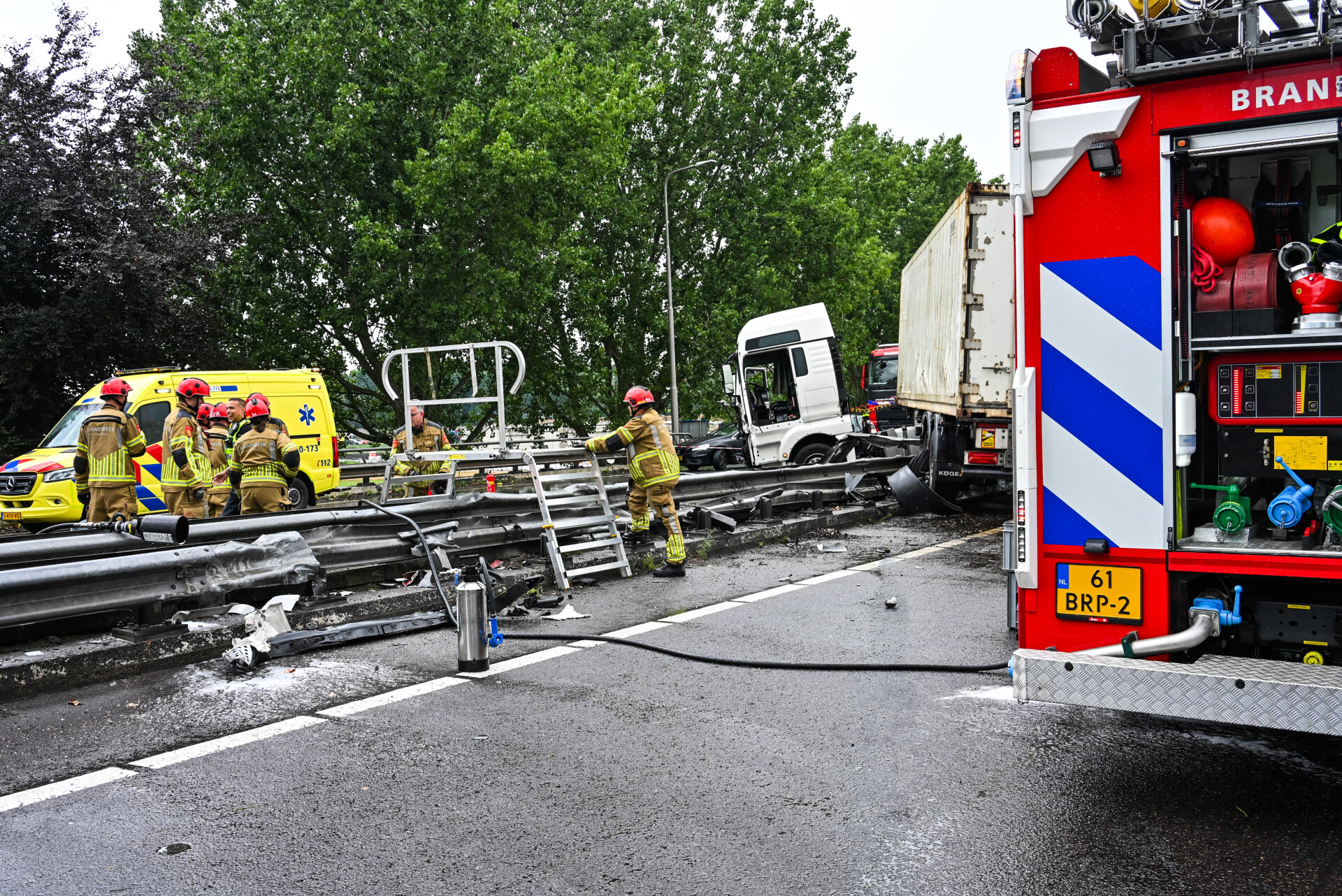 1 dode bij ongeluk A27, snelweg in richtingen dicht