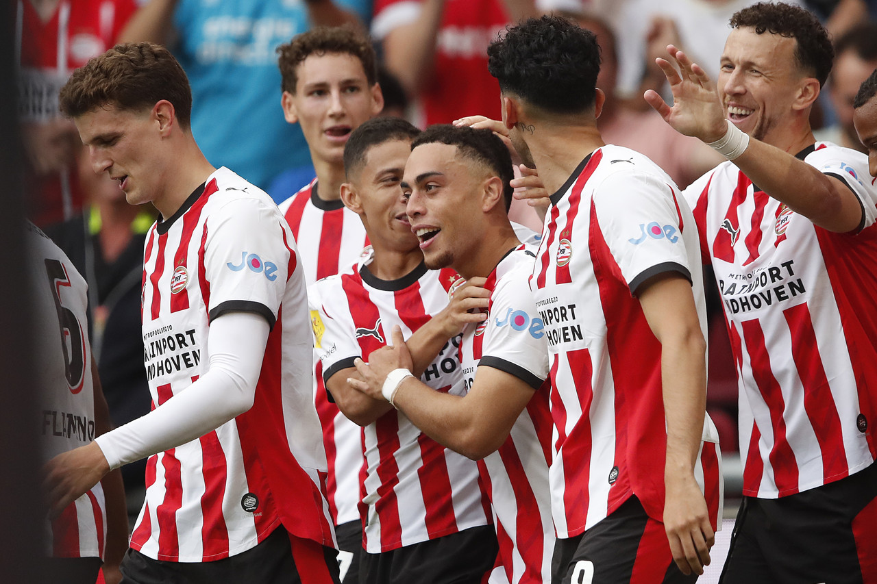 PSV voorkomt stunt Go Ahead Eagles en wint Johan Cruijff Schaal