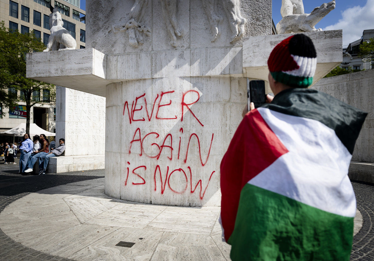 Monument op de Dam beklad tijdens demonstratie tegen geweld in Gaza