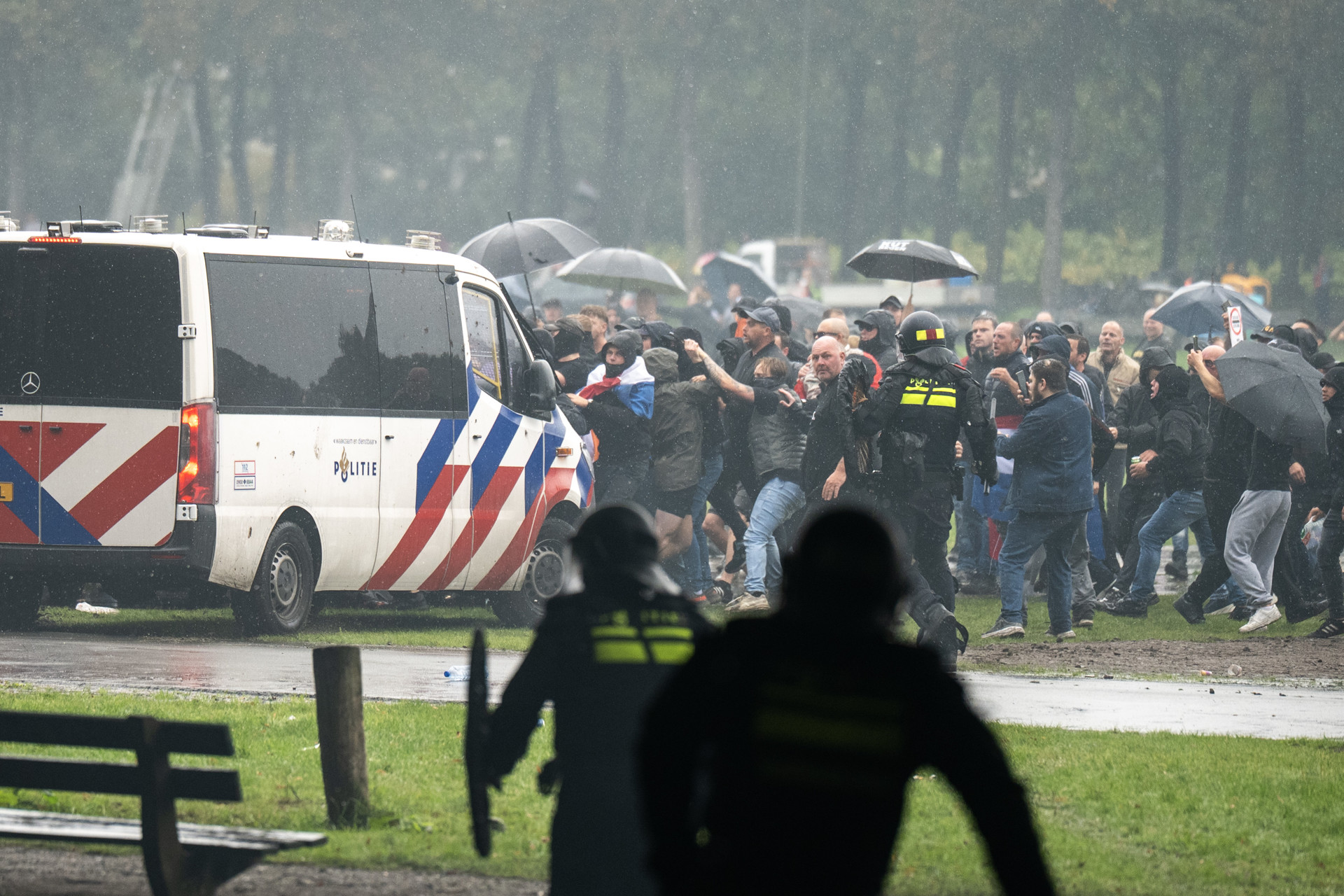 27 mensen nog vast na rellen Den Haag, politie brengt 'meer ...