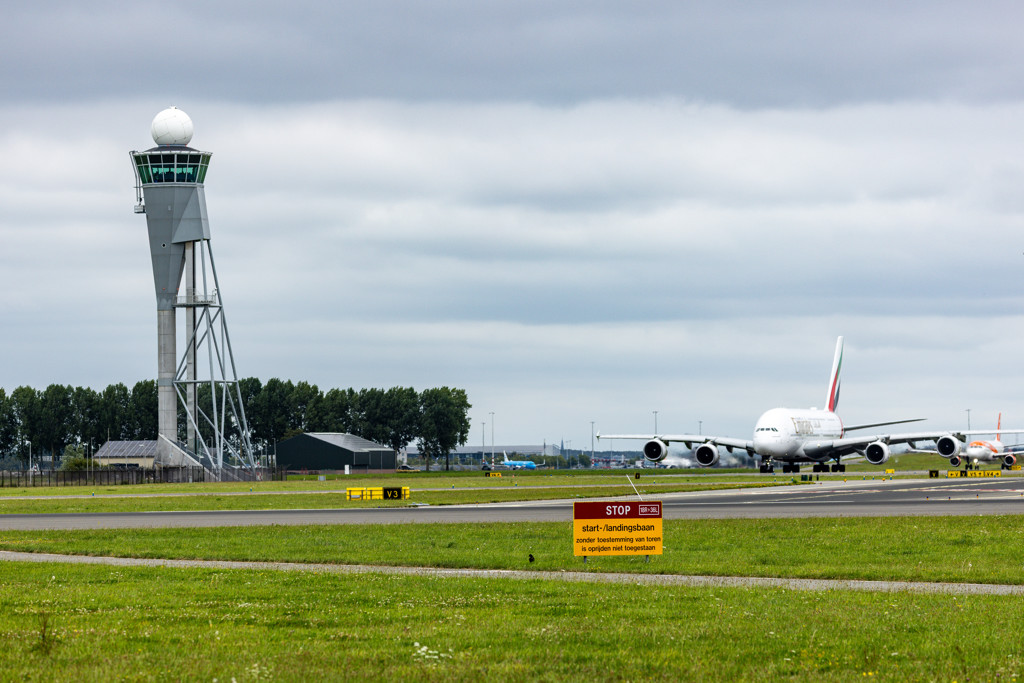 Meerdere meldingen over drone bij Schiphol, Polderbaan even dicht