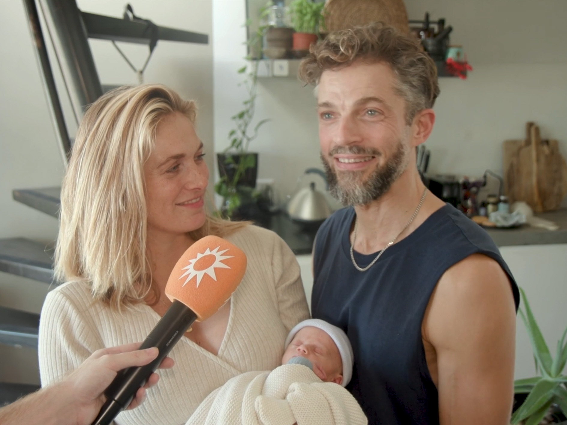 Seth Kamphuijs en vriendin Pleuni verwelkomen zoon: 'Hij kwam drie ...