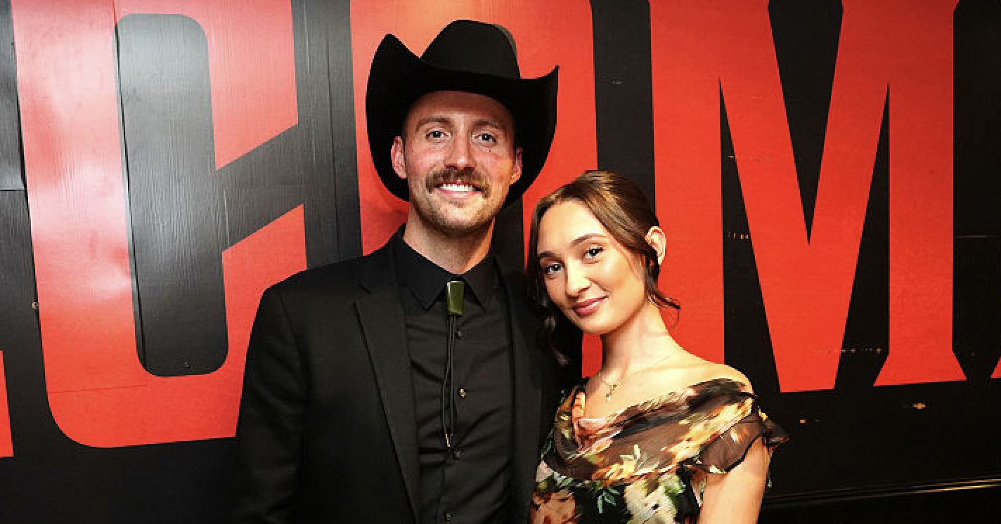 Amerikaanse singer-songwriter Ruston Kelly vraagt vriendin backstage ...