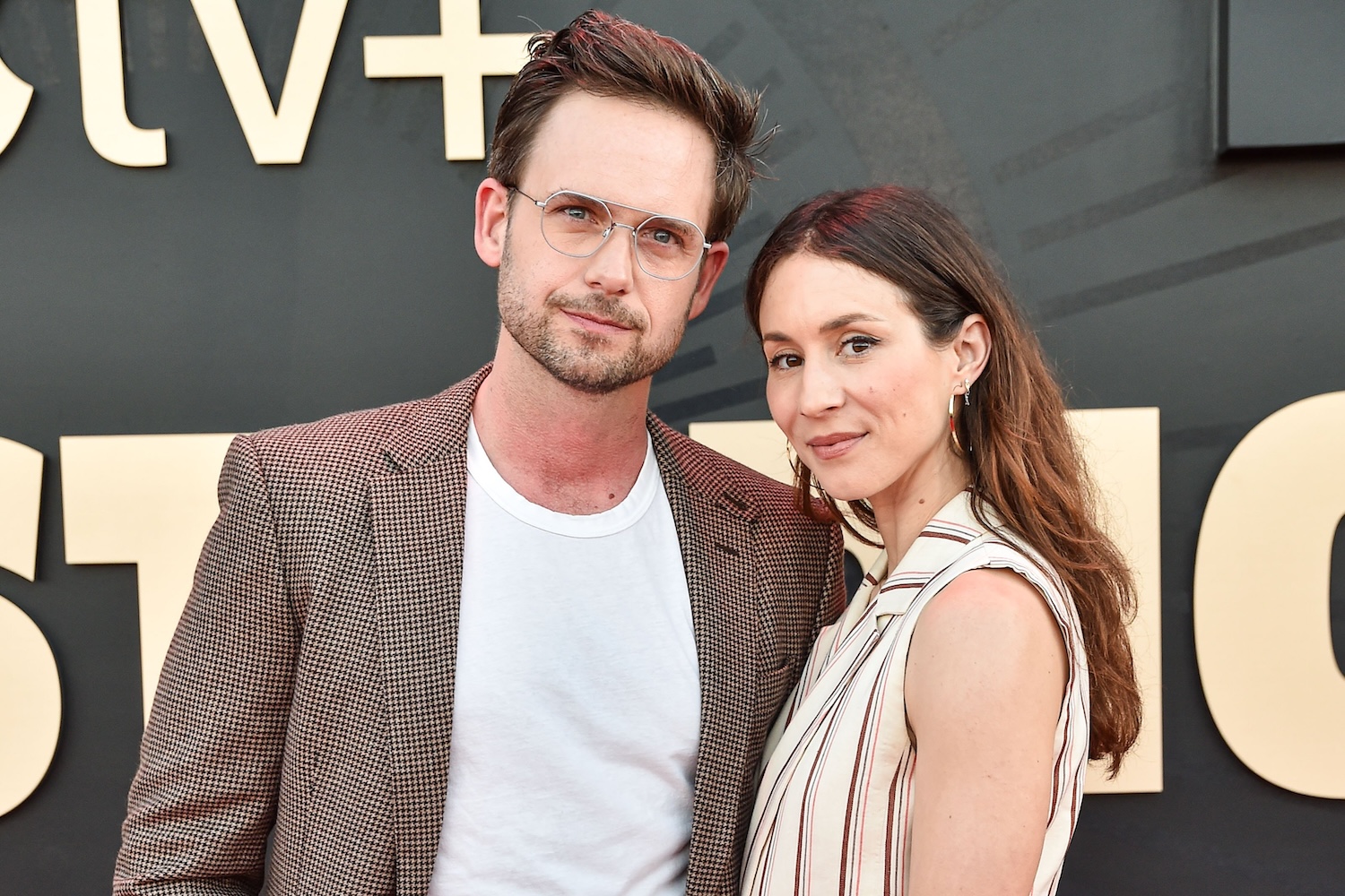 Acteurskoppel Patrick J. Adams en Troian Bellisario verwelkomen derde kind
