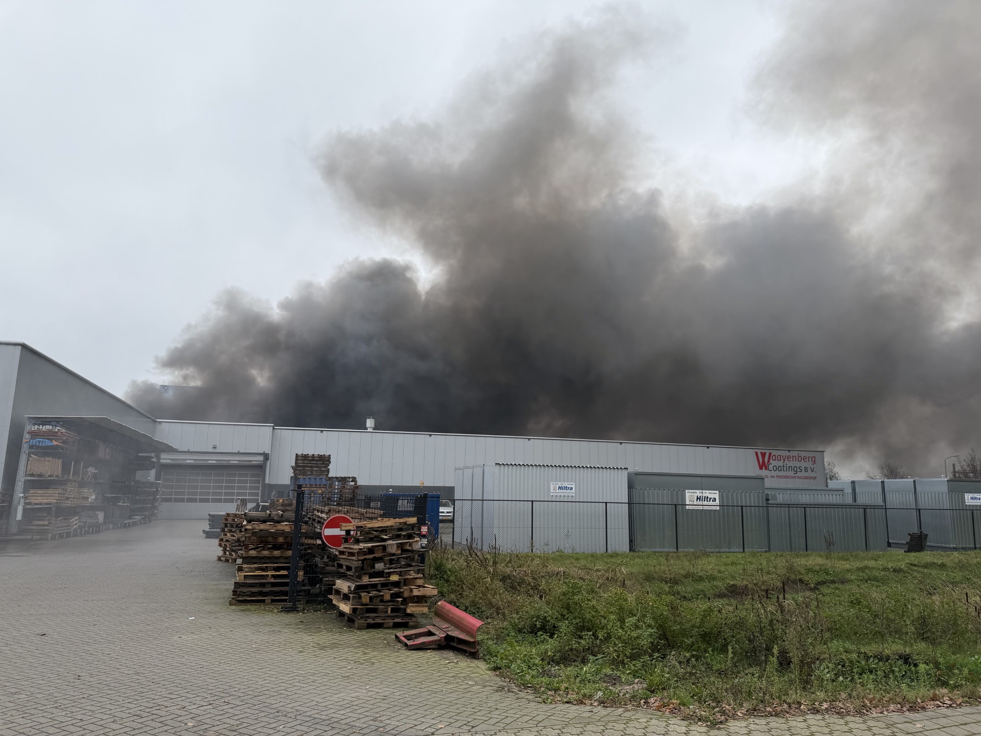 Heel veel rook bij brand in Barneveld, A30 plaatselijk gesloten