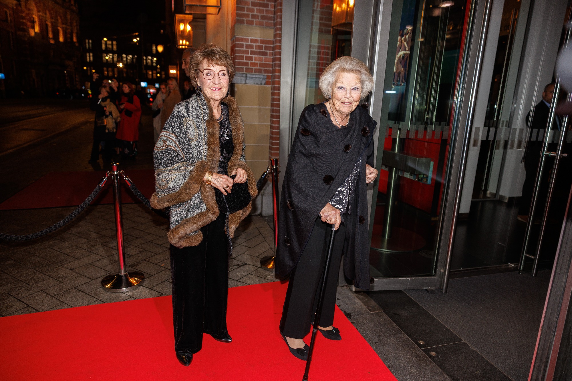 Prinsessen Beatrix en Margriet beleven avondje uit bij Nederlands ...