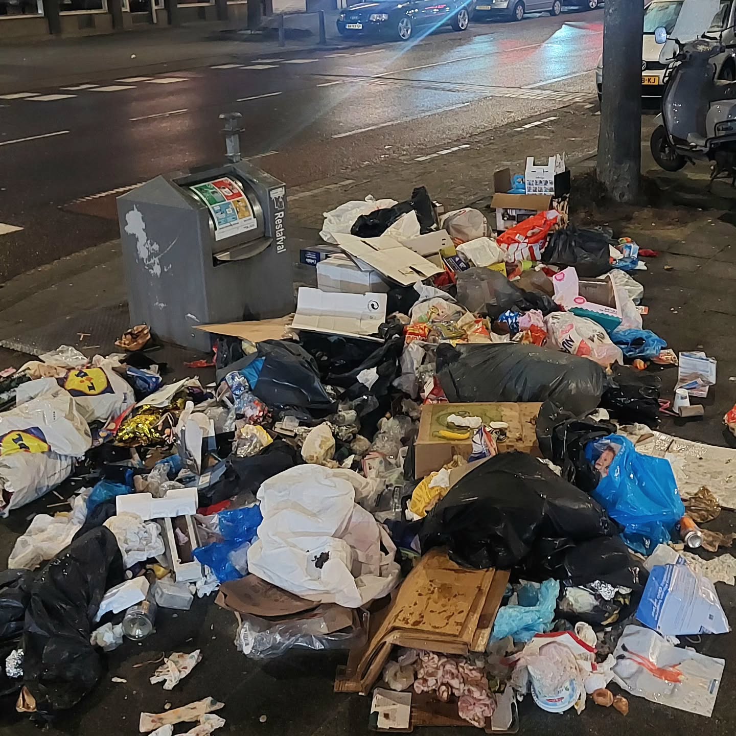 Afval feestdagen stapelt zich op bij containers, kwestie van wachten op ...