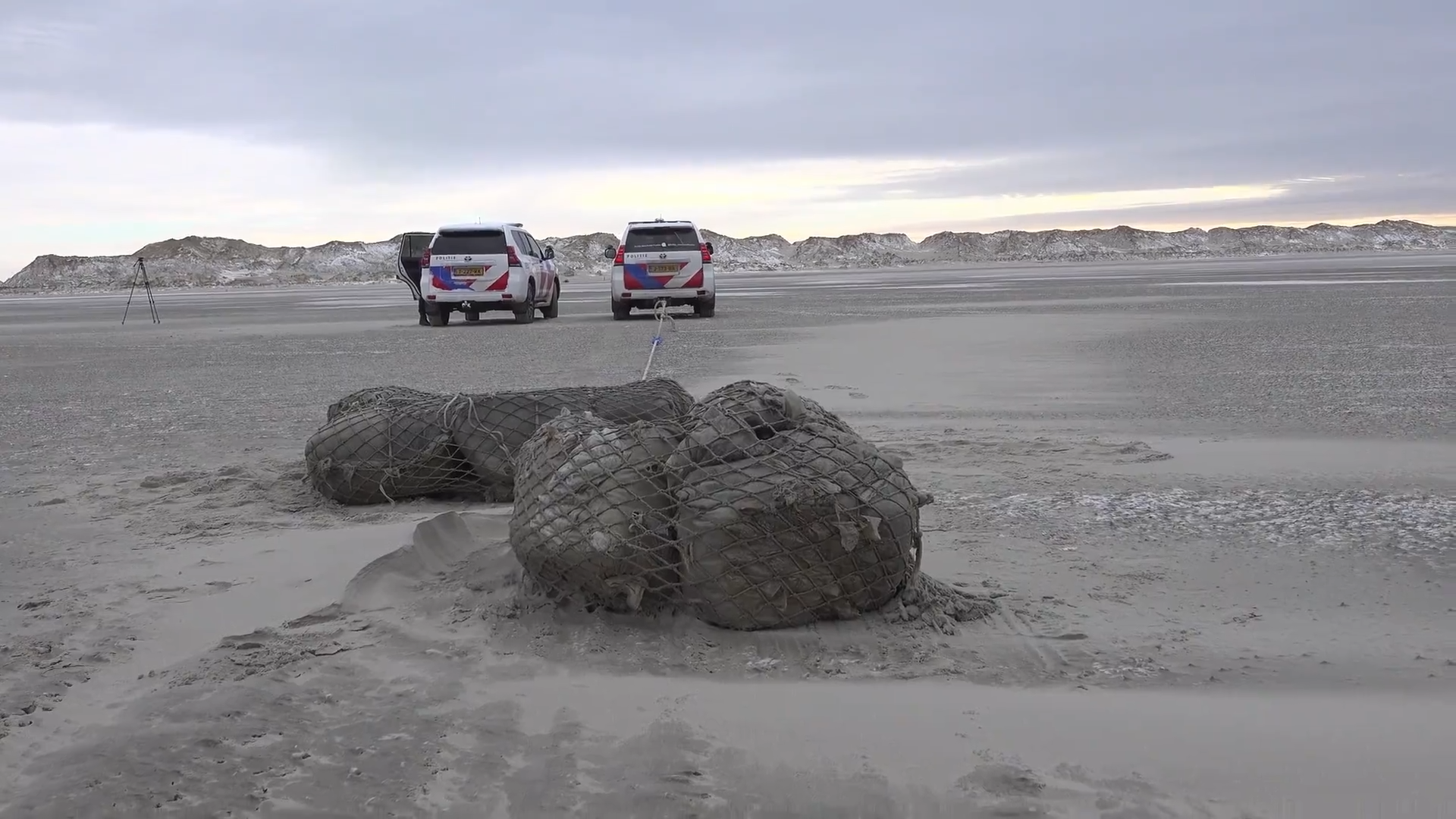 Verdachte pakketten 'van honderden kilo's' op strand Terschelling