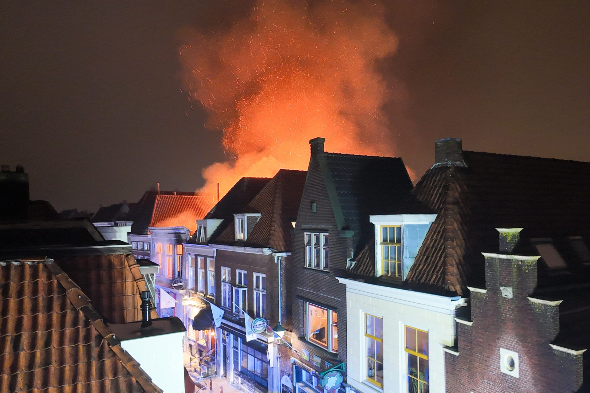 Zeer grote woningbrand in historisch centrum Leeuwarden