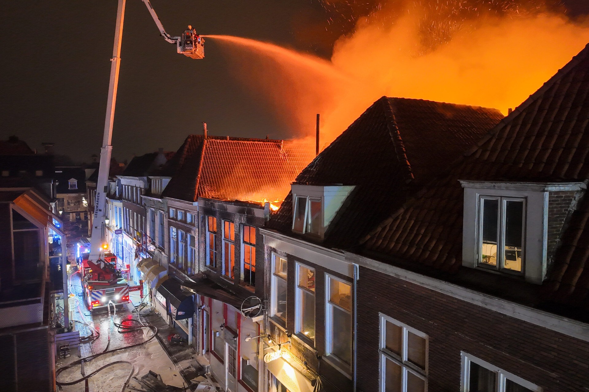 Zeer grote woningbrand in historisch centrum Leeuwarden