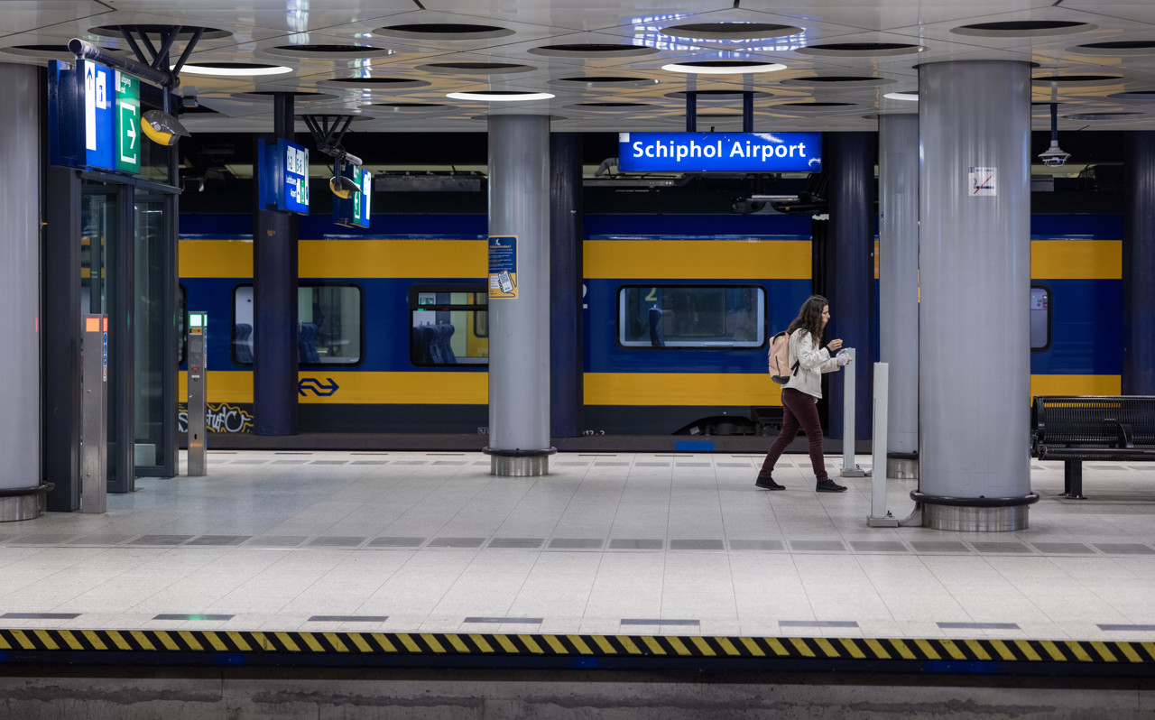Urenlang geen treinen rond Schiphol na kortsluiting door heliumballon