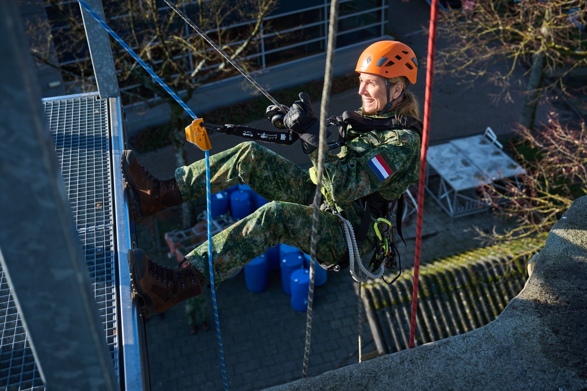 Eerste werkdag Máxima: koningin begonnen aan carrière bij Defensie