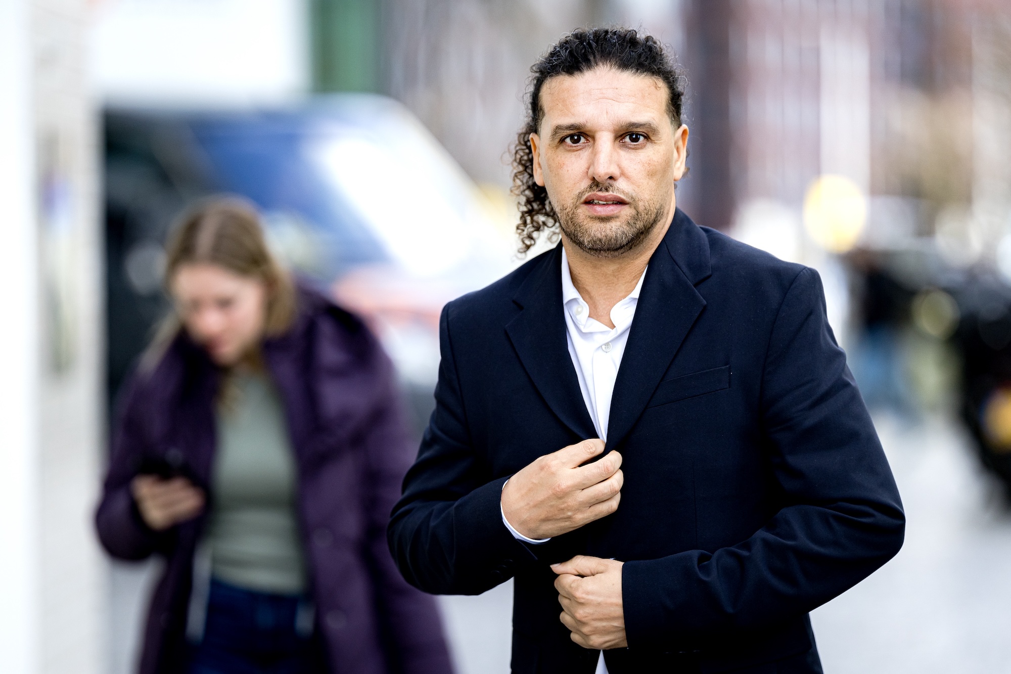 Ali B afwezig bij uitspraak hoger beroep in zedenzaak, advocaat ontkent ...