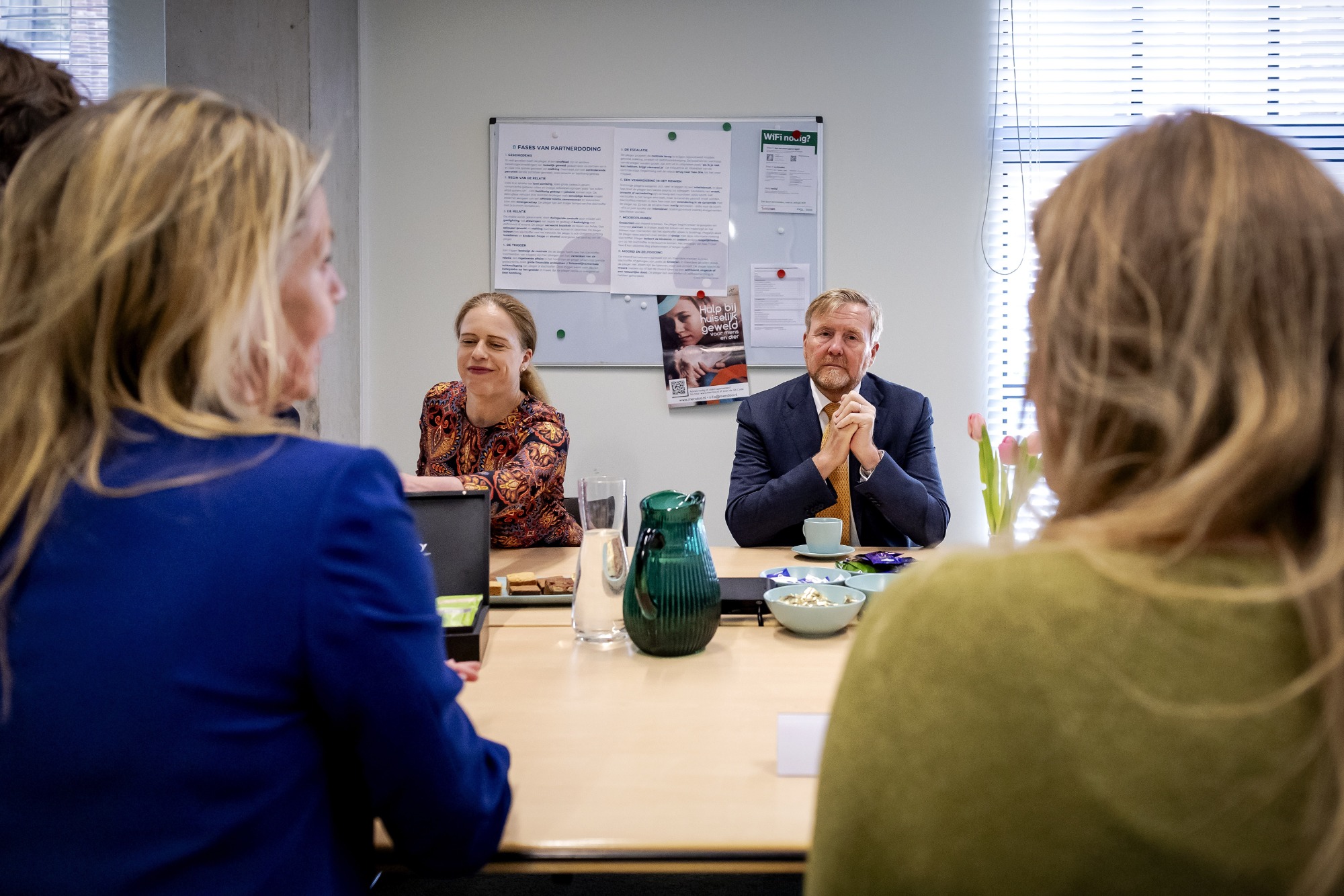 Koning Willem-Alexander onder de indruk tijdens bezoek aan Filomena in ...