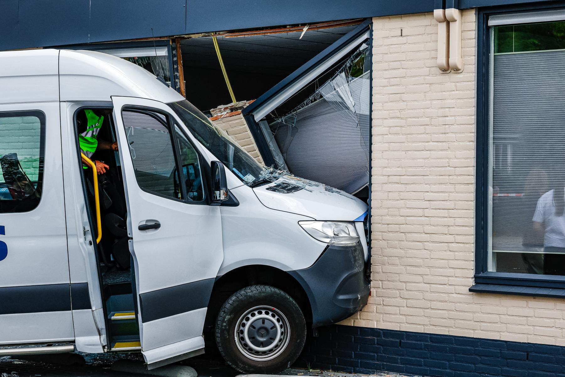 Taxibus rijdt zorginstelling Enschede binnen, vrouw (84) komt om