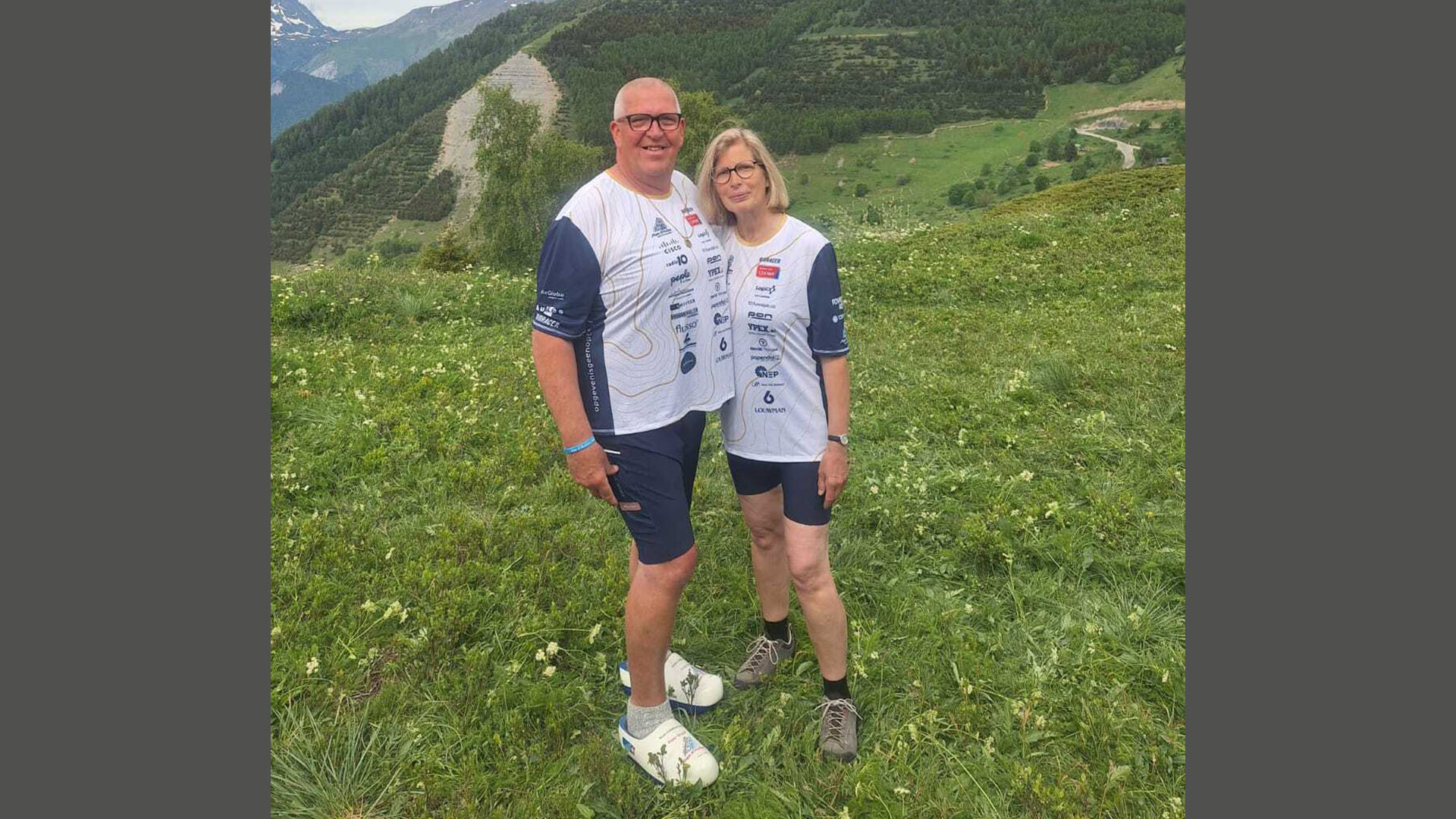 Op klompen naar de top: Peter beklimt Alpe D'Huez voor zijn ouders