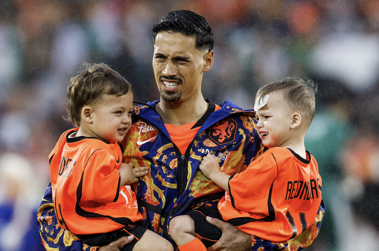 Oranje-spelers met eigen kinderen het veld op tijdens uitzwaaiwedstrijd