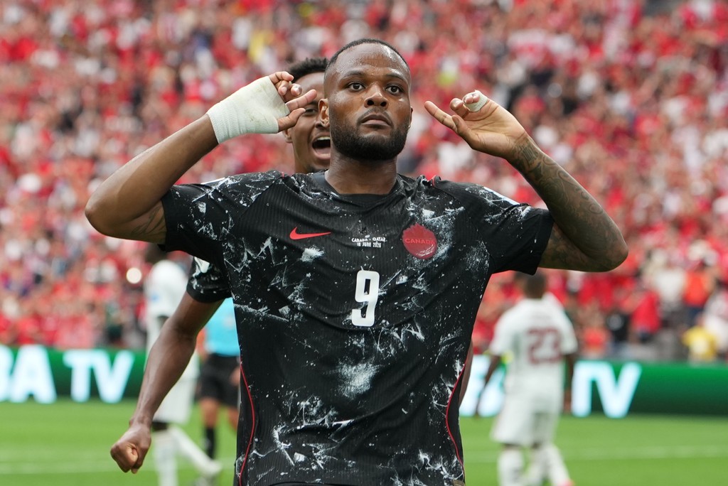 Canada wint ruim van negen Qatarezen, speler met brancard van veld