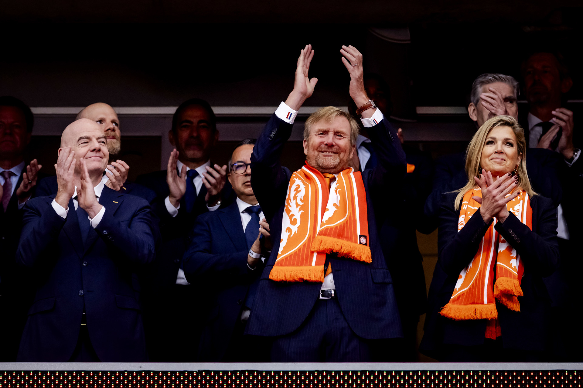 Veiling gedragen Oranje-shirts levert ruim 59.000 euro op, Van Dijk ...