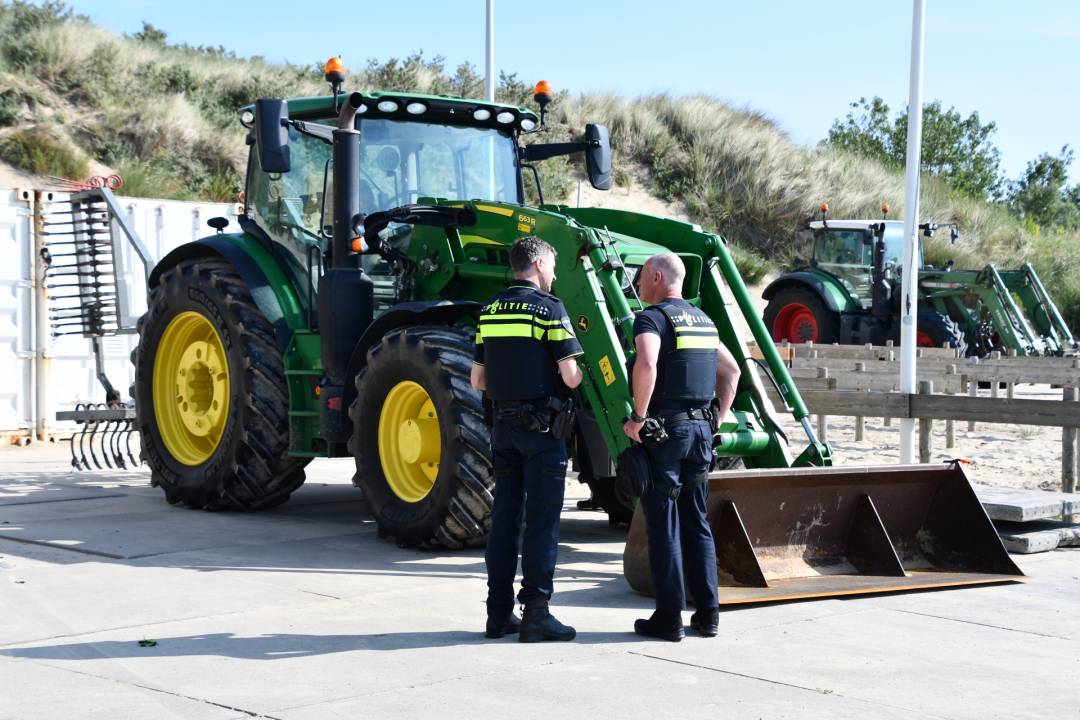 Tractor rijdt over man op strand Vlissingen